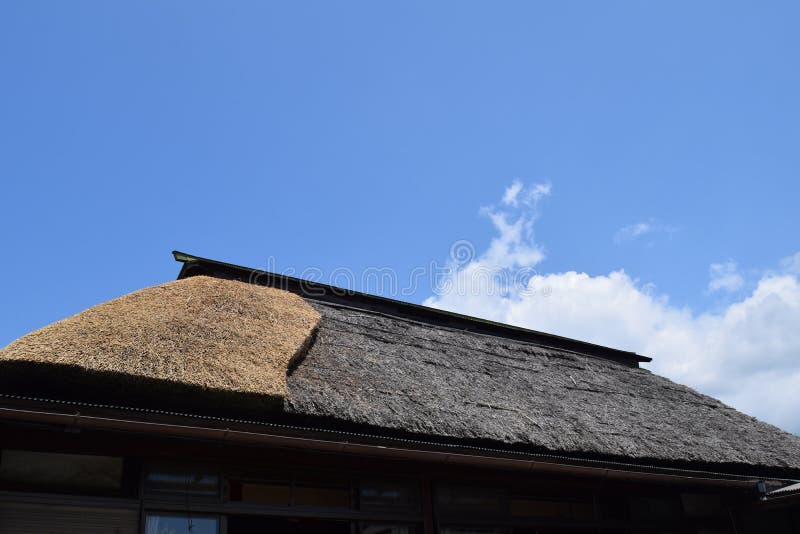 Japans Met stro bedekt dak stock foto. Image of tuin - 118896216