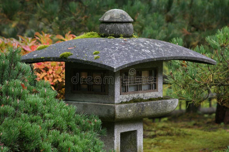 Japanse Lantaarn stock foto. Image of struiken, licht, pijnboom - 318836