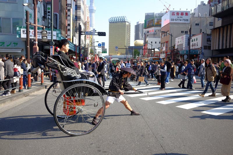 Japanse Riksja Jinrikisha in Tokyo, Japan Redactionele Afbeelding ...