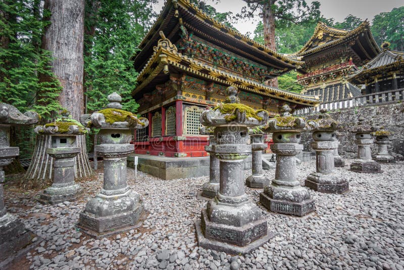 Japanska Tempel Och Lyktor I Nikko Arkivfoto - Bild av träd, tempel ...