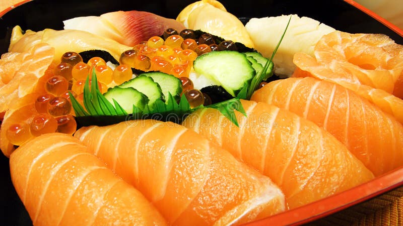 Japońska Suszi Rolka Na Czarnym Tle Zdjęcie Stock - Obraz złożonej z ...