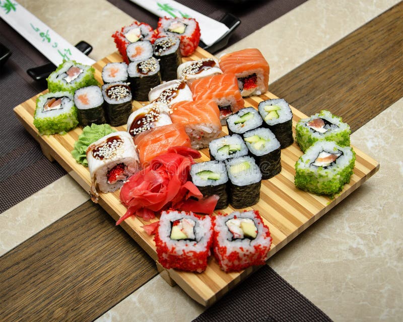 Japoński suszi obraz stock. Obraz złożonej z świeży, dink - 33821939