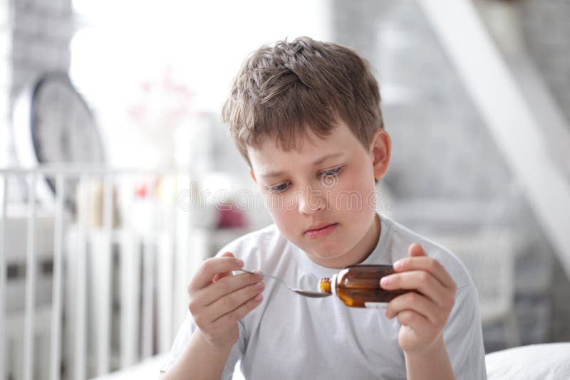 Los Ancianos Para Beber El Jarabe De La Tos Imagen de archivo - Imagen ...