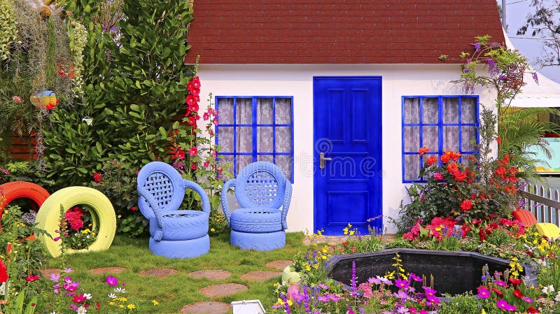 Jardín De La Primavera Con La Casa De Madera Foto de archivo - Imagen ...