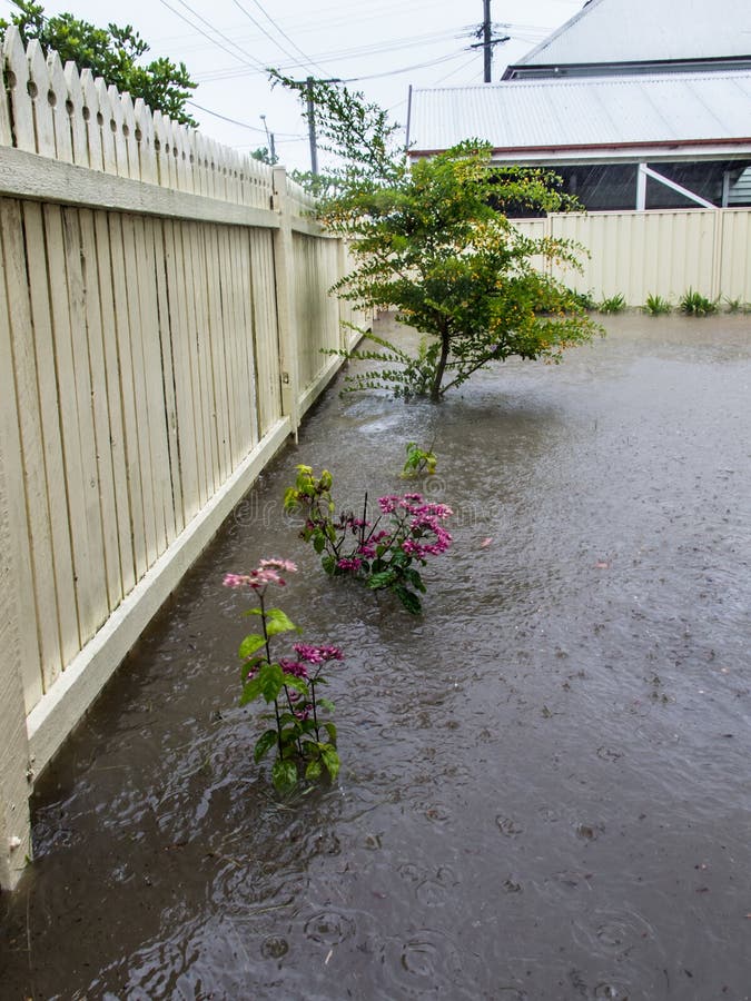 Inundaciones Grandes Del Agua Después De La Lluvia Masiva De La ...