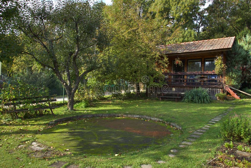 Jardim rural foto de stock. Imagem de grama, floresta - 23115344