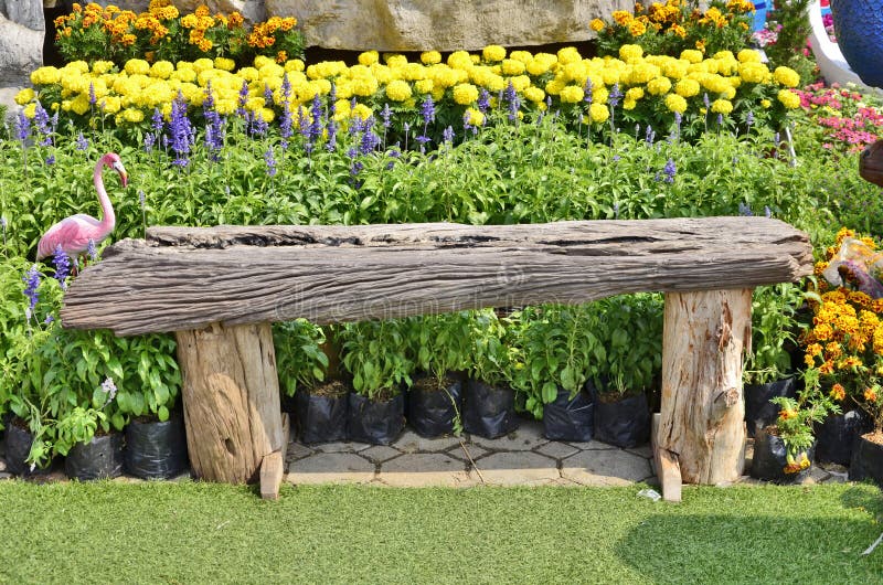 Jardin D'ornement De Rondin Et De Fleur Image stock - Image du tige ...