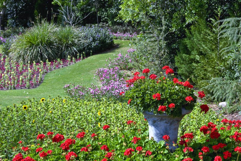 Jardin de fleur photo stock. Image du jardinage, fleurs - 4896694