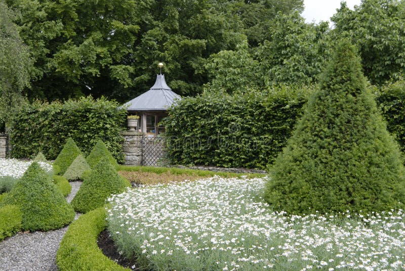 Jardin De Maison De Campagne Image éditorial - Image du topiaire ...