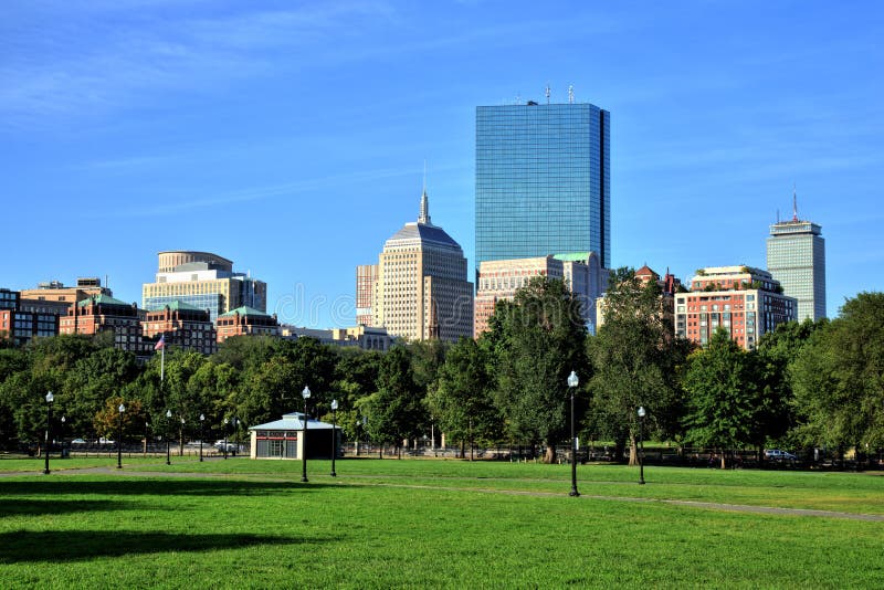 Jardines Comunes Del Parque De Boston Con El Horizonte De Boston Imagen ...