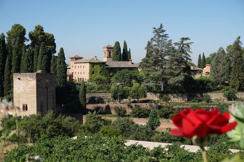 Jardines Verdes Enormes De Alhambra Foto de archivo - Imagen de verano ...