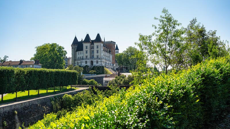 Jardins Em Volta Do Castelo Medieval Da Cidade De Pau, Resort. Foto de ...