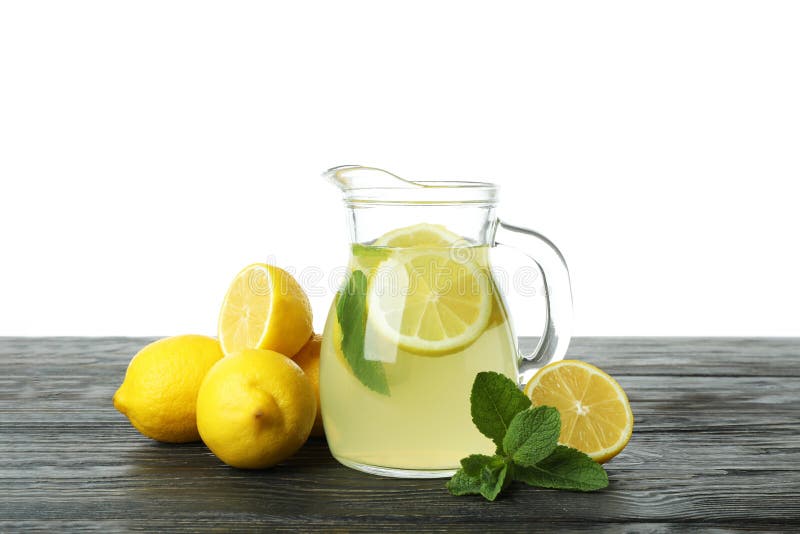 Jarra De Limonada Sobre Mesa De Madera Aislada Sobre Fondo Blanco Foto ...