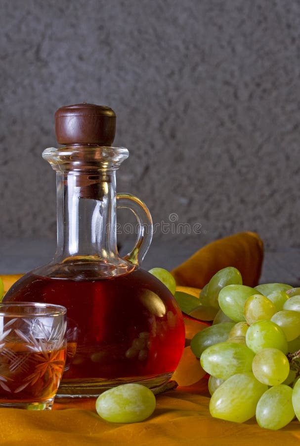 Jarra Del Brandy Y De La Uva Imagen de archivo - Imagen de digestivo ...