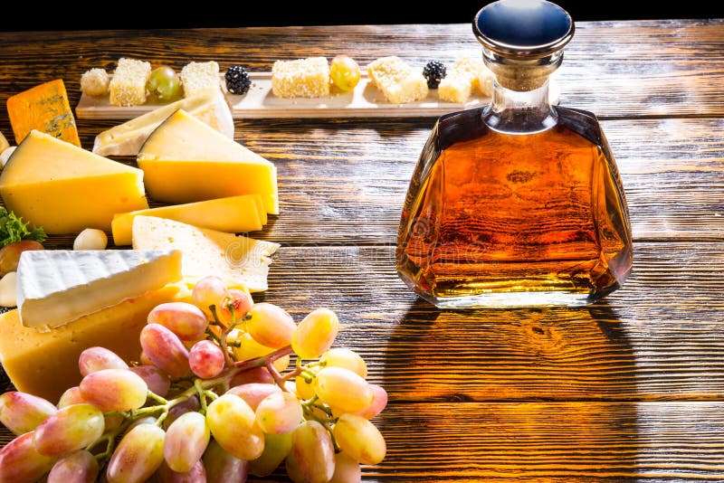 Jarra Del Whisky O Del Brandy Con Queso Y Uvas Imagen de archivo ...