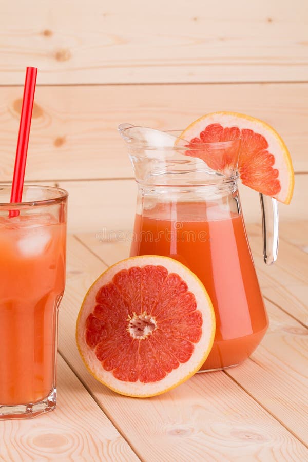 Jarra de jugo de pomelo imagen de archivo. Imagen de truncamiento ...