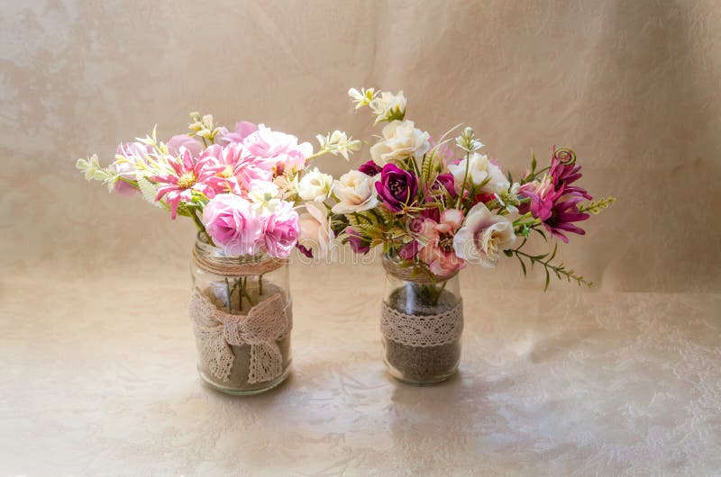 Jarrones con flores bellas foto de archivo. Imagen de brillante - 201903838