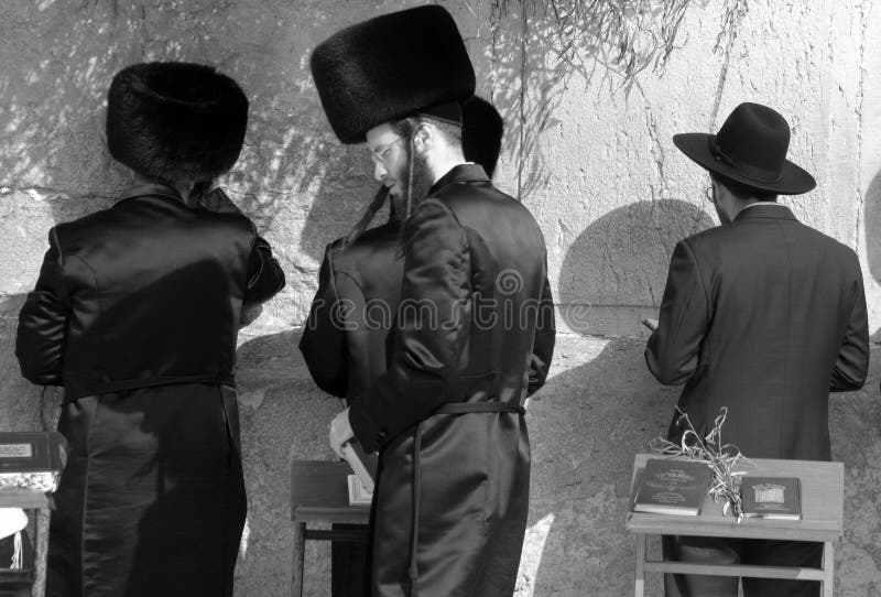 Jasídicos Judíos Ruegan La Pared Occidental Imagen editorial - Imagen ...