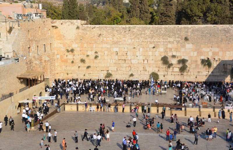 Jasídicos Judíos Ruegan La Pared Occidental Imagen editorial - Imagen ...