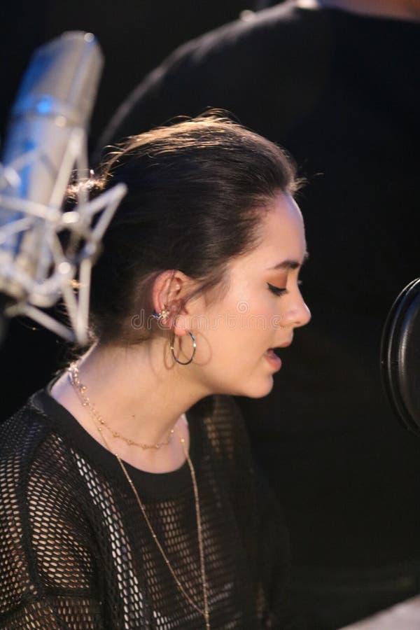 Jasmine Thompson Films a Session in New York Editorial Photo - Image of ...
