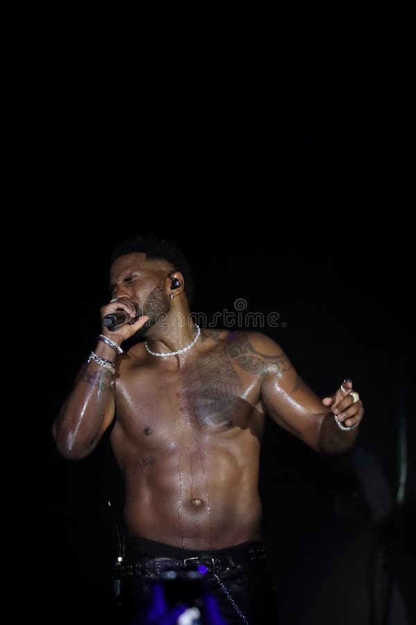 Jason Derulo Performing on Stage with a Dancer during a Live Concert ...