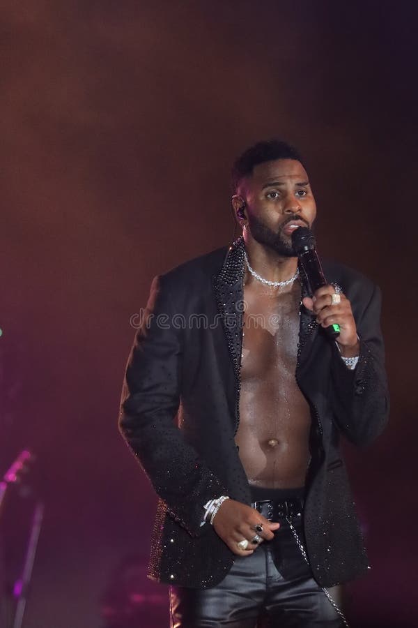 Jason Derulo Performing on Stage with a Dancer during a Live Concert ...