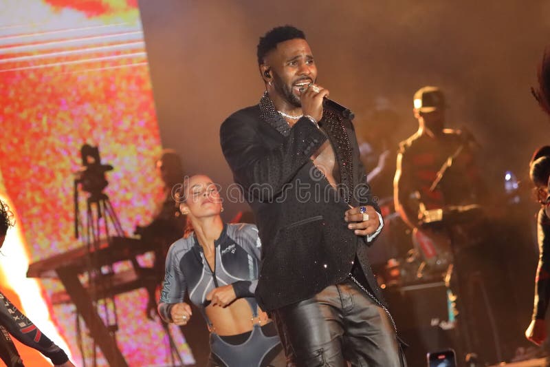 Jason Derulo Performing on Stage with a Dancer during a Live Concert ...