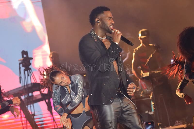 Jason Derulo Performing on Stage with a Dancer during a Live Concert ...
