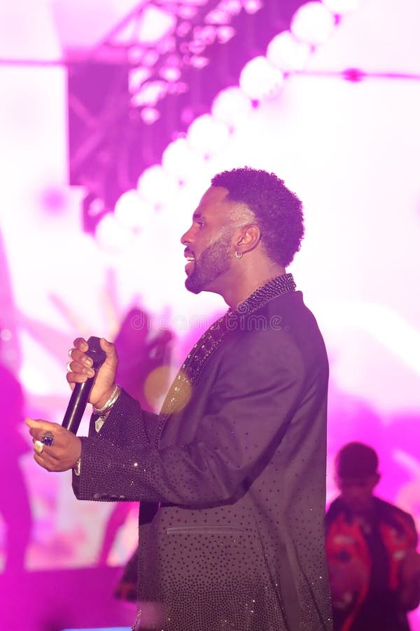 Jason Derulo Performing on Stage with a Dancer during a Live Concert ...