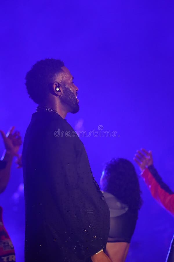 Jason Derulo Performing on Stage with a Dancer during a Live Concert ...