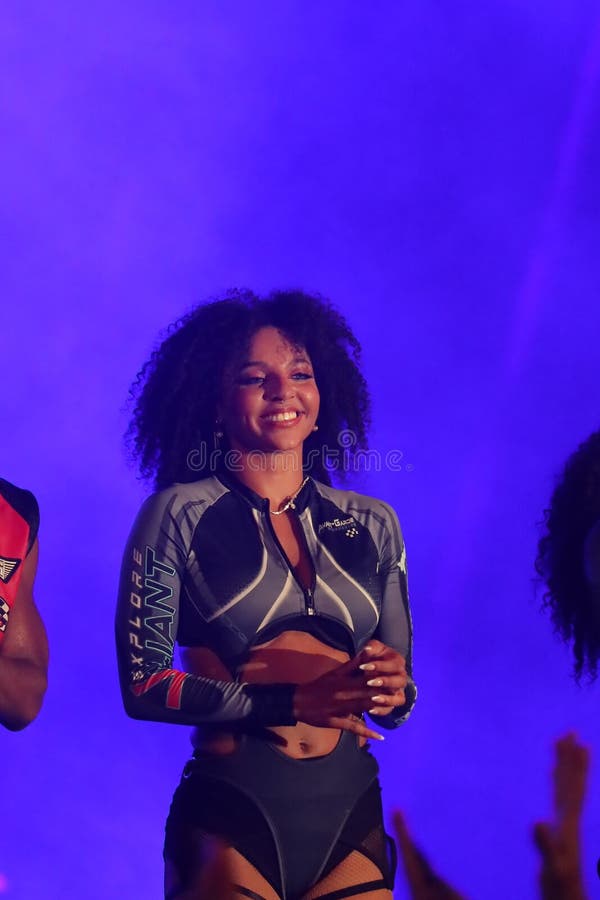 Jason Derulo Performing on Stage with a Dancer during a Live Concert ...