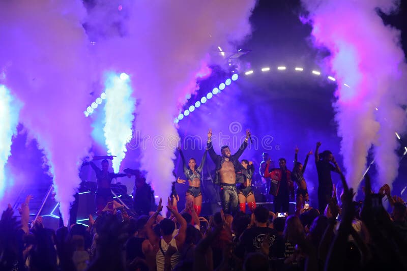 Jason Derulo Performing on Stage with a Dancer during a Live Concert ...