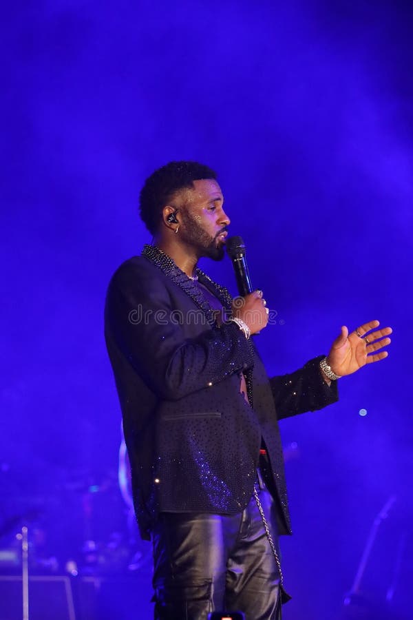 Jason Derulo Performing on Stage with a Dancer during a Live Concert ...