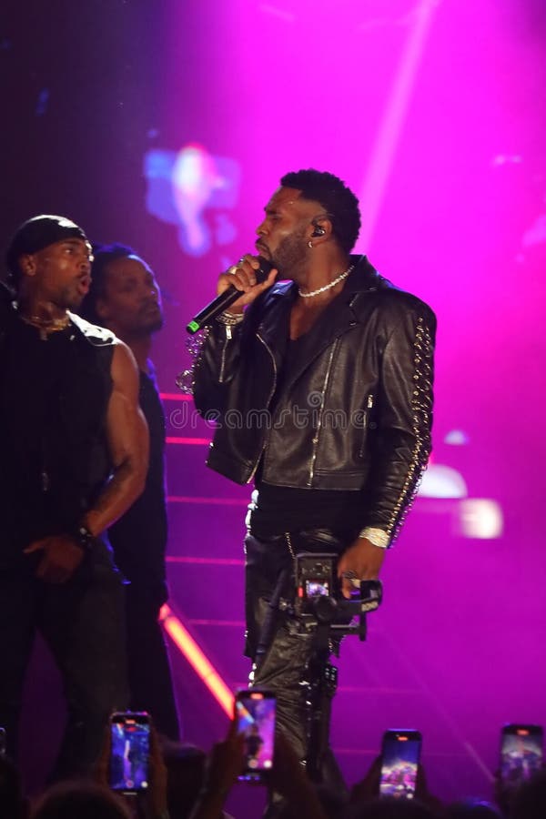 Jason Derulo Performing on Stage with a Dancer during a Live Concert ...