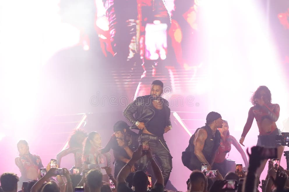 Jason Derulo Performing on Stage with a Dancer during a Live Concert ...