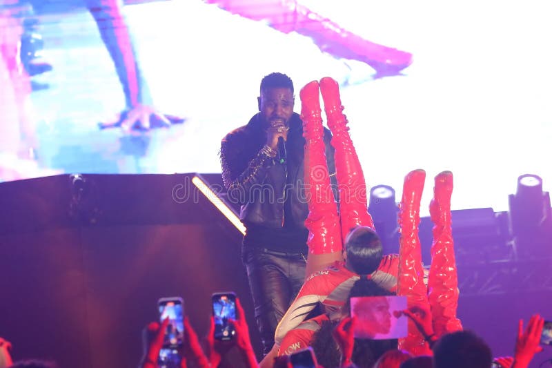 Jason Derulo Performing on Stage with a Dancer during a Live Concert ...