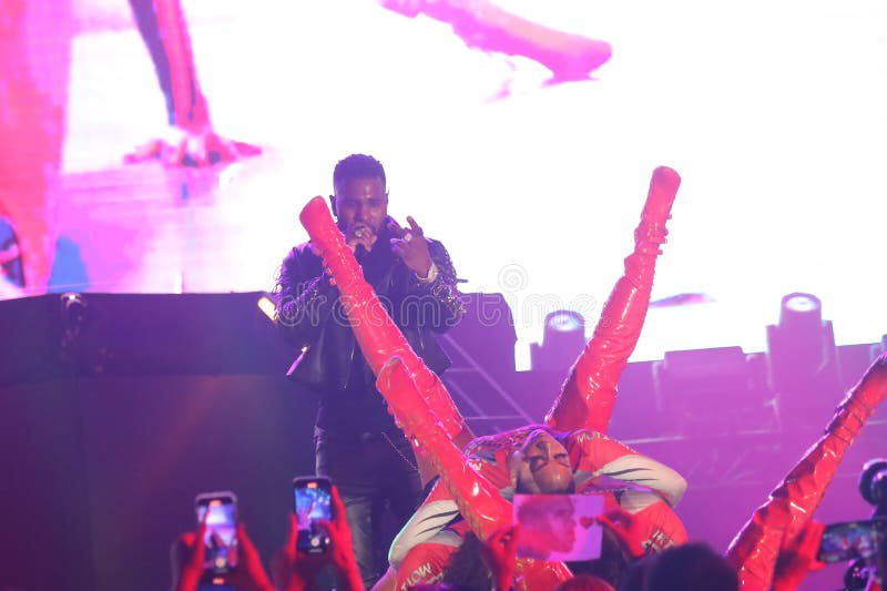 Jason Derulo Performing on Stage with a Dancer during a Live Concert ...