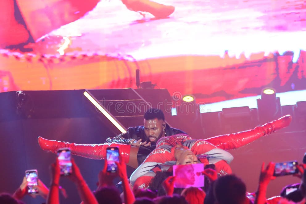 Jason Derulo Performing on Stage with a Dancer during a Live Concert ...