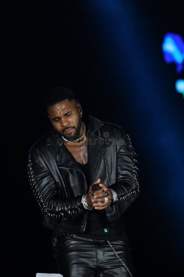 Jason Derulo Performing on Stage with a Dancer during a Live Concert ...