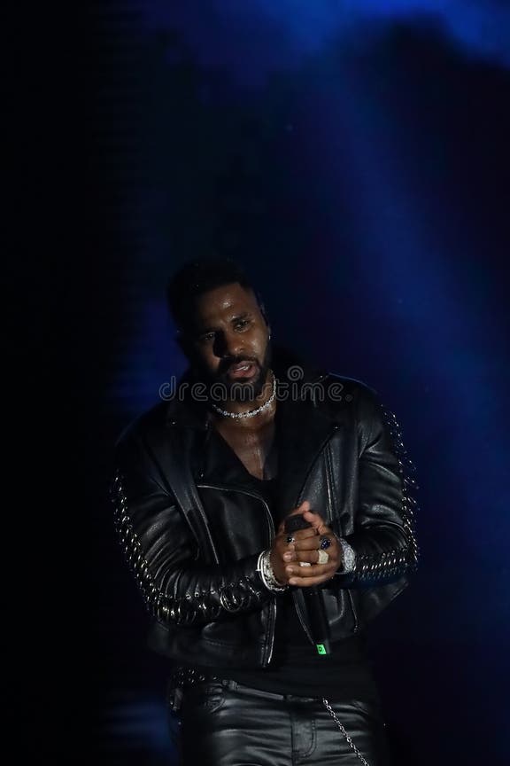 Jason Derulo Performing on Stage with a Dancer during a Live Concert ...