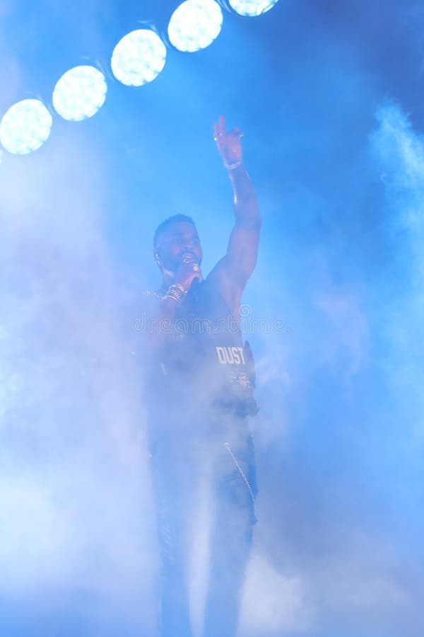 Jason Derulo Performing on Stage with a Dancer during a Live Concert ...