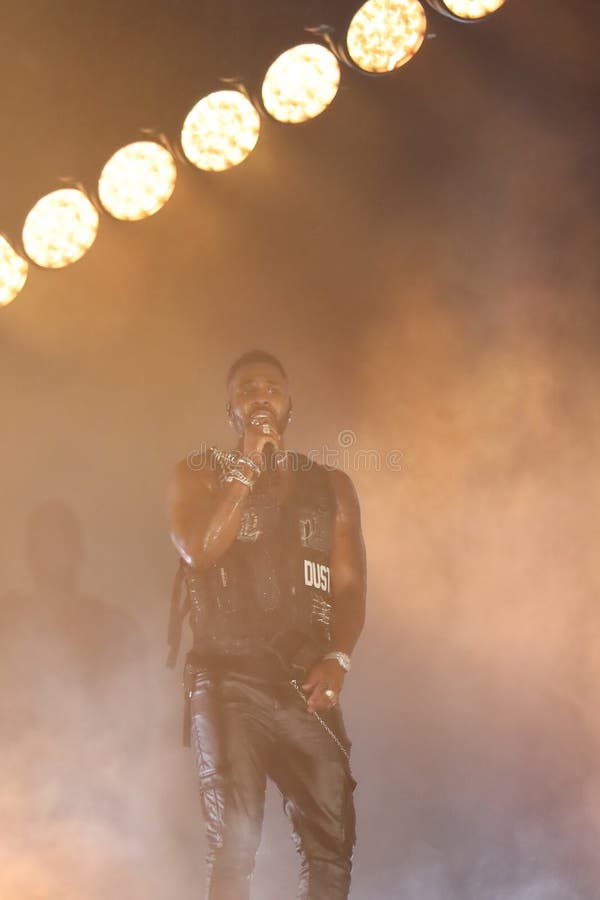 Jason Derulo Performing on Stage with a Dancer during a Live Concert ...