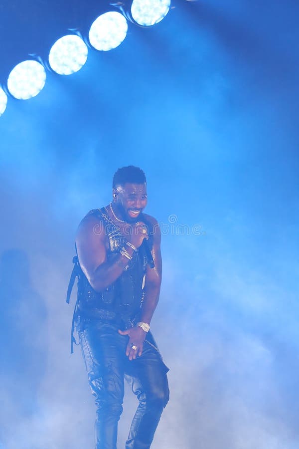 Jason Derulo Performing on Stage with a Dancer during a Live Concert ...