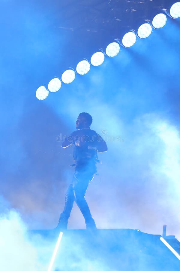 Jason Derulo Performing on Stage with a Dancer during a Live Concert ...