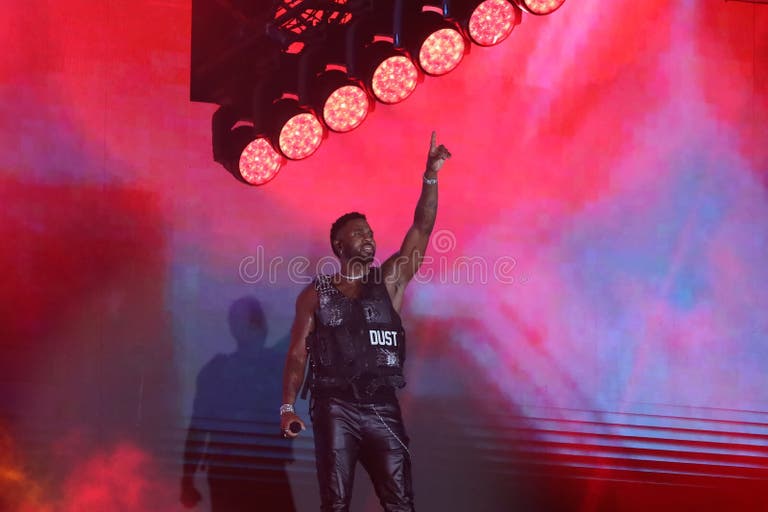 Jason Derulo Performing on Stage with a Dancer during a Live Concert ...