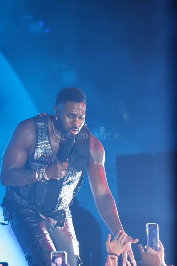 Jason Derulo Performing on Stage with a Dancer during a Live Concert ...