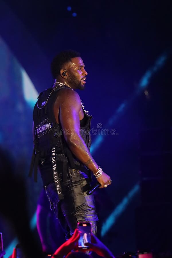 Jason Derulo Performing on Stage with a Dancer during a Live Concert ...
