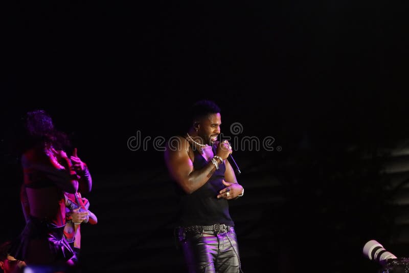Jason Derulo Performing on Stage with a Dancer during a Live Concert ...