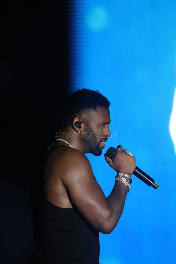 Jason Derulo Performing on Stage with a Dancer during a Live Concert ...
