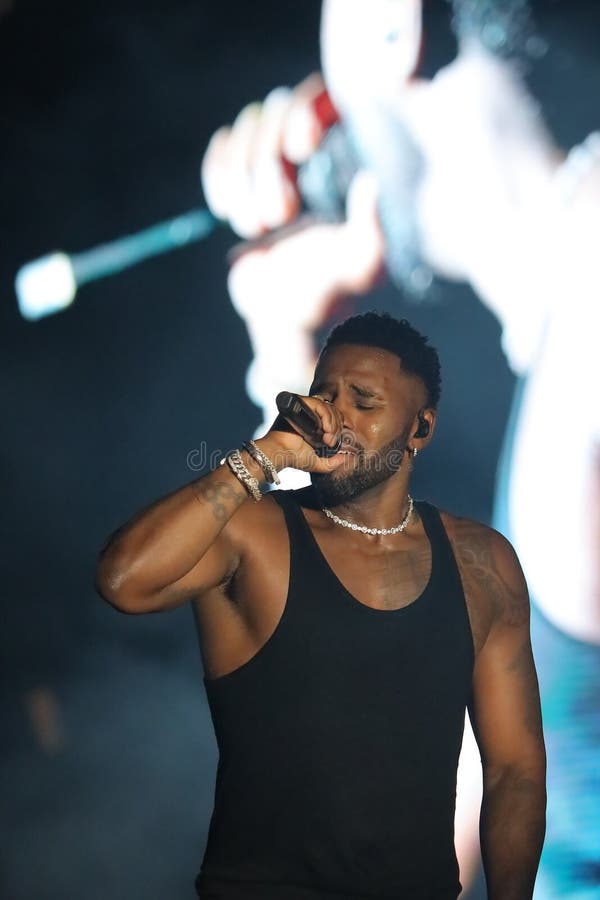 Jason Derulo Performing on Stage with a Dancer during a Live Concert ...